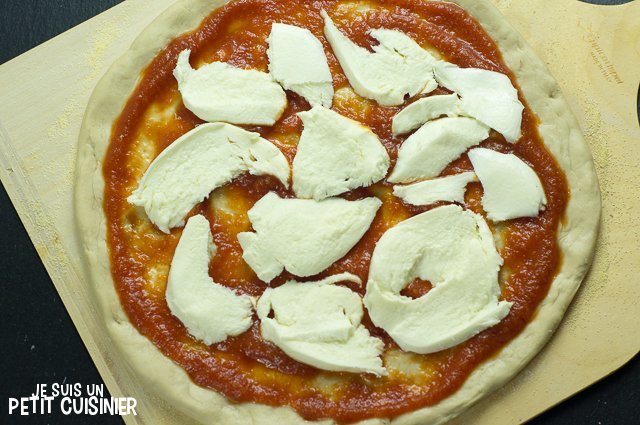 Recette de pizza au thon, oignon et mozzarella