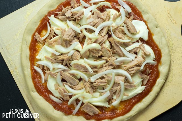 Recette de pizza au thon, oignon et mozzarella