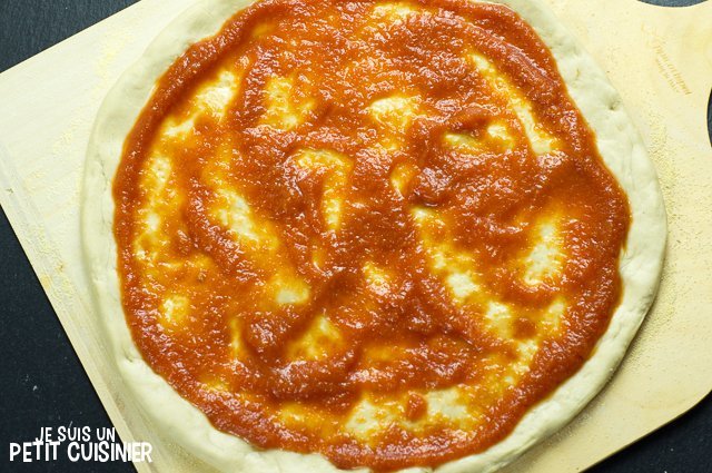 Recette de pizza au thon, oignon et mozzarella