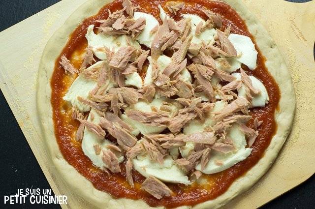Recette de pizza au thon, oignon et mozzarella