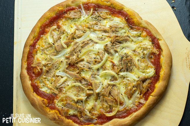Recette de pizza au thon, oignon et mozzarella
