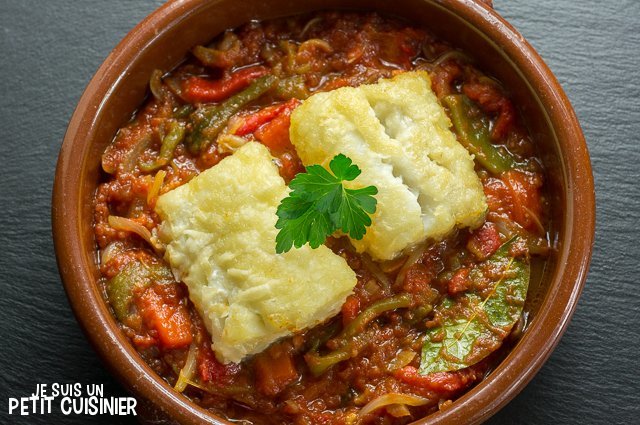 Recette de morue à la sauce tomate et aux poivrons rôtis. Cuisine espagnole