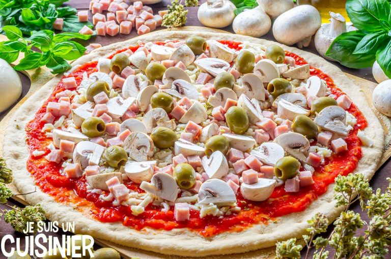 Recette de pizza maison au jambon, champignons et olives