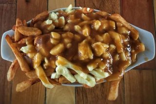 La poutine, l'emblème culinaire du Canada : découvrez tous ses secrets